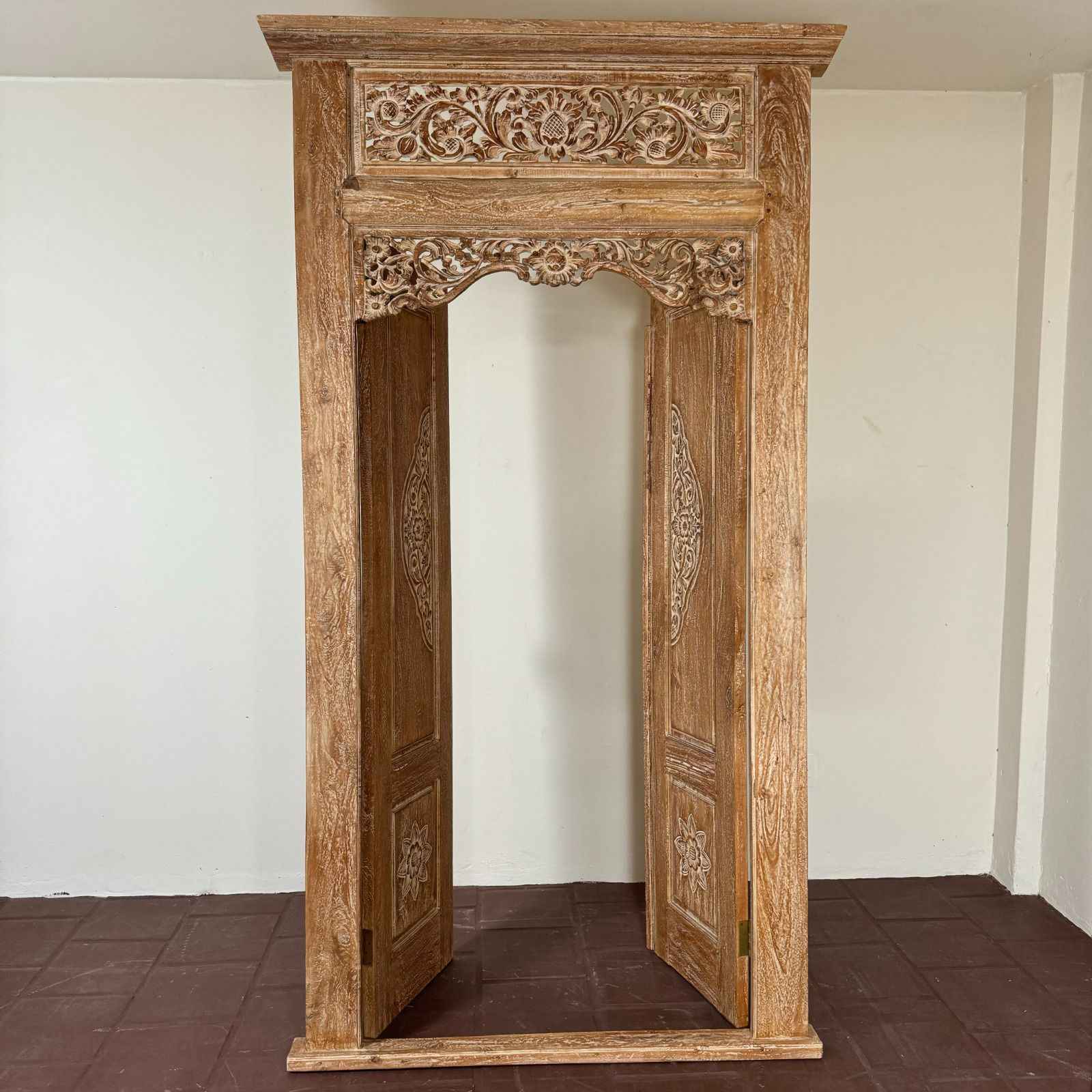 Porta Portal de Madeira Teca Entalhada 1,3 x 2,6 m - IndoBali